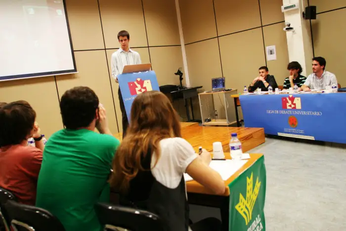 ¿Qué es un debate y cómo funcionan sus puntos clave? - Como Funciona Que